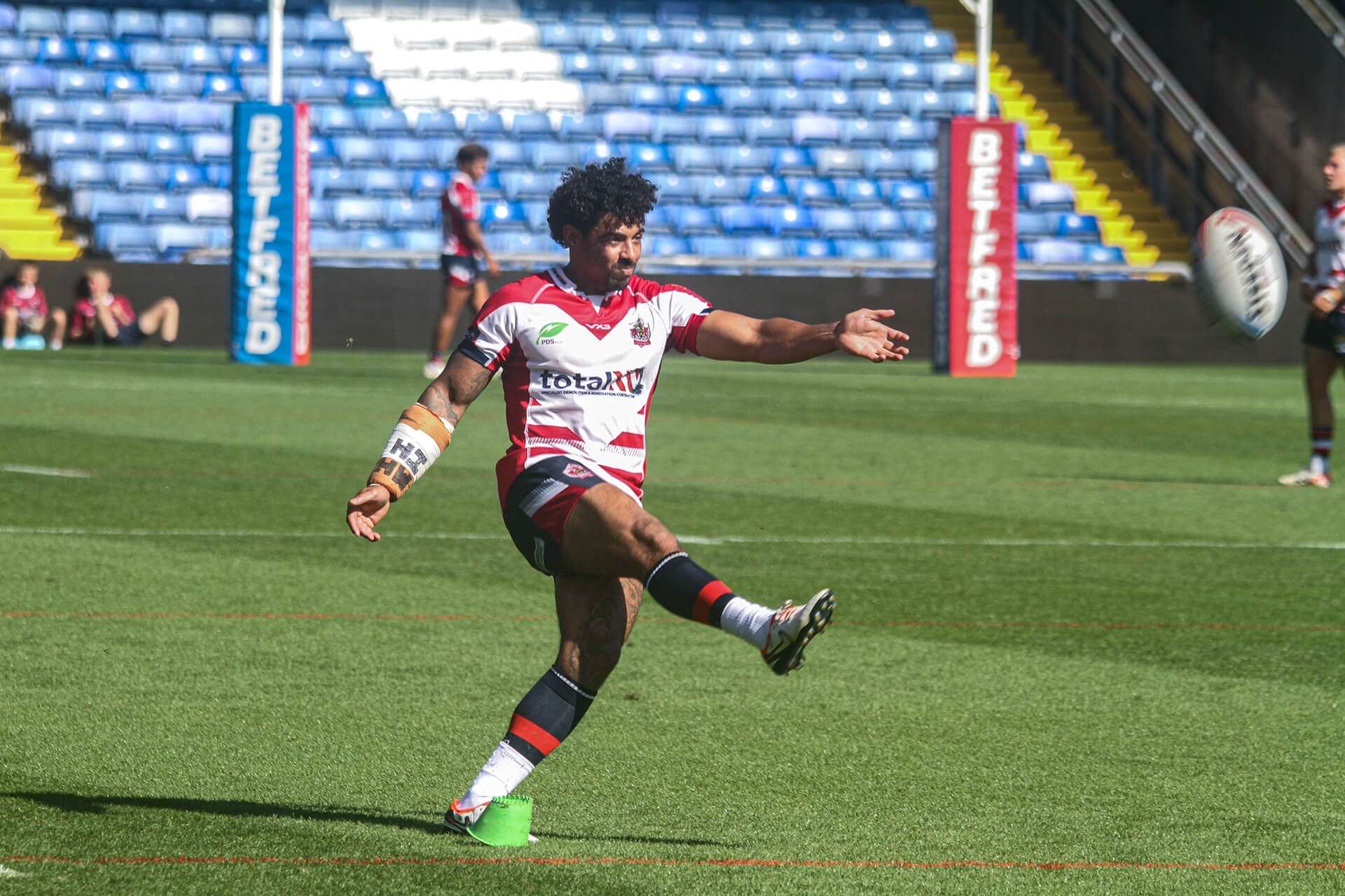 Dixon breaks club record as Oldham silence Thunder