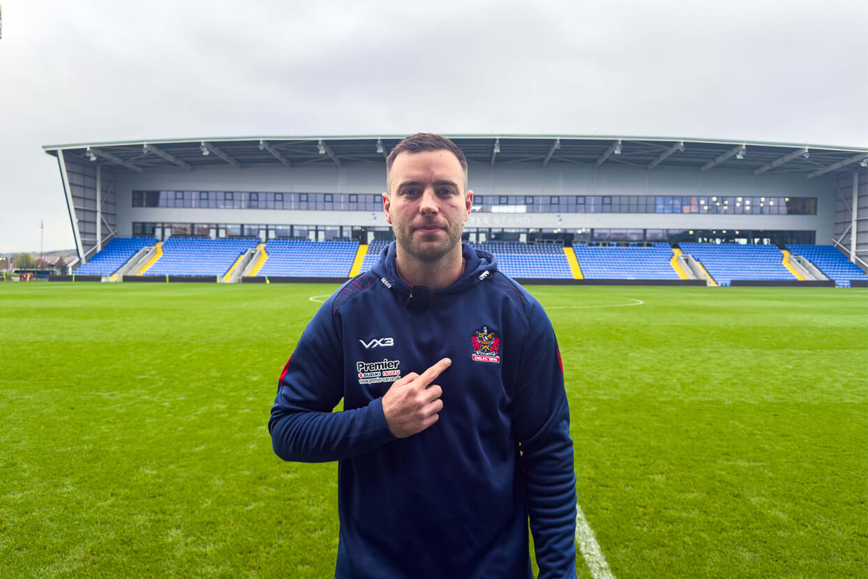 Oldham swoop for star centre Thornley